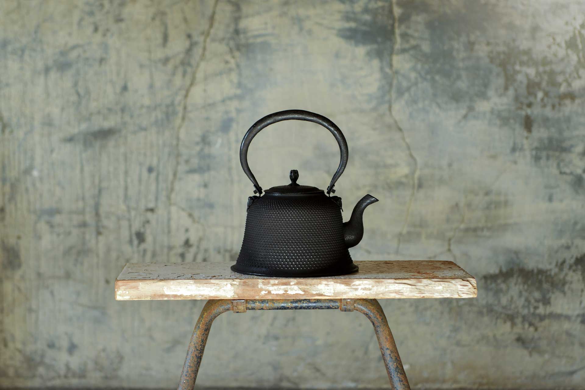 Iwachu Cast Iron Teapot Arare – Black 650ml - Live Green